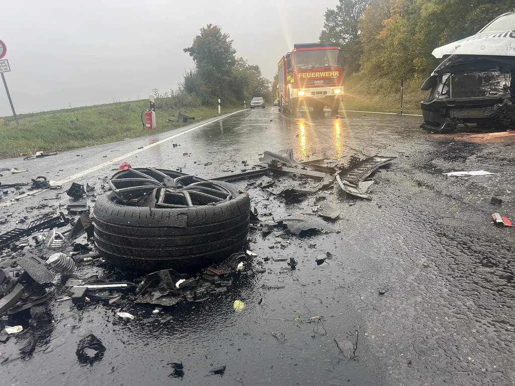 Frontalzusammenstoß auf der Bundesstraße B8 – Fahrer verstirbt noch am ...